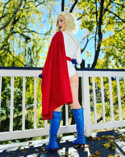 Power Girl Brilha Em Cosplay Deslumbrante Da Heroína Da Dc